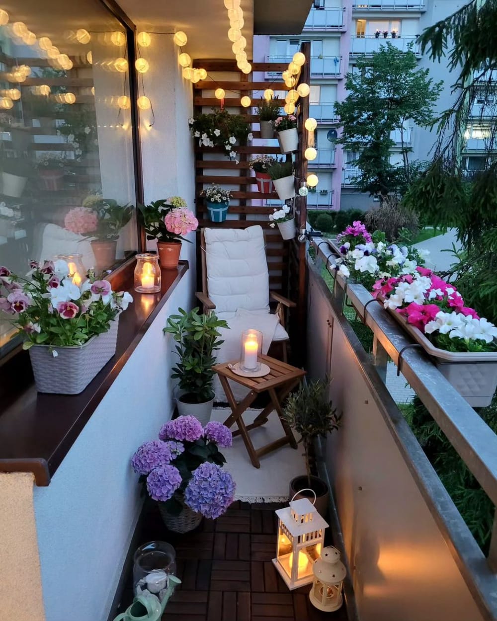 17 Easy Small Apartment Christmas Balcony Decor Ideas